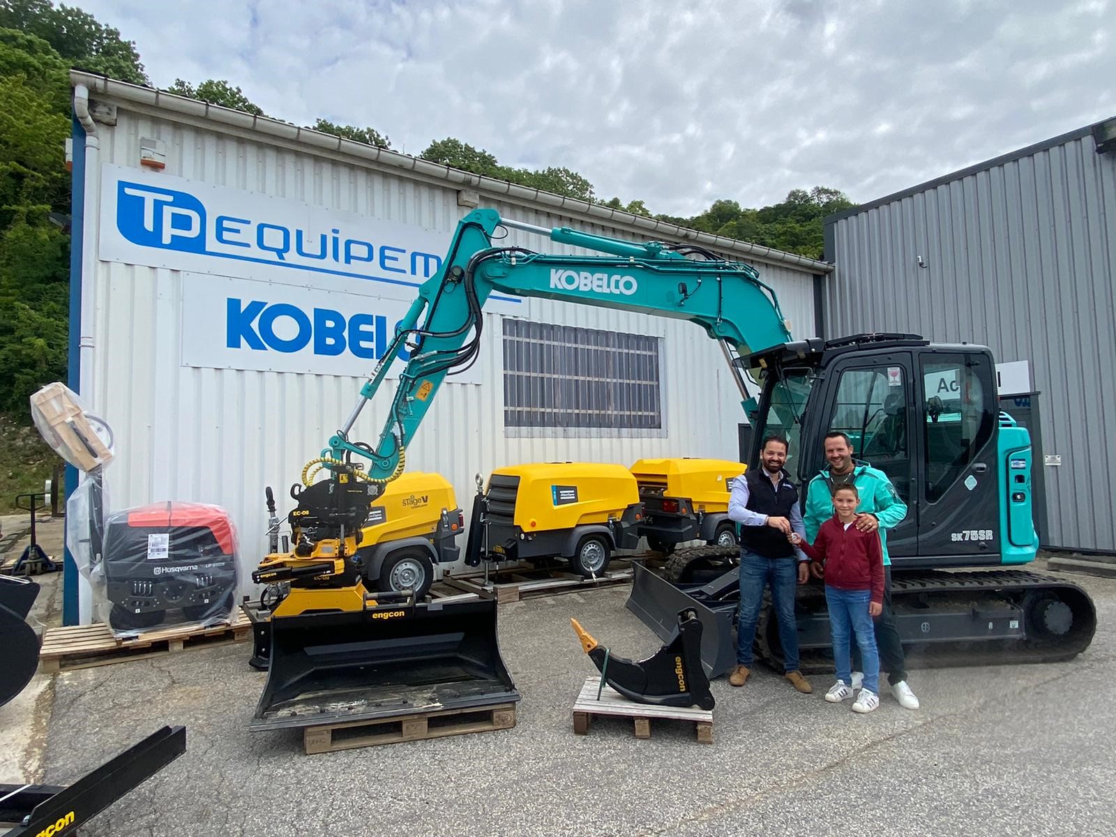 TP Equipement hits milestone sales with Kobelco SK75SR-7 - Kobelco ...